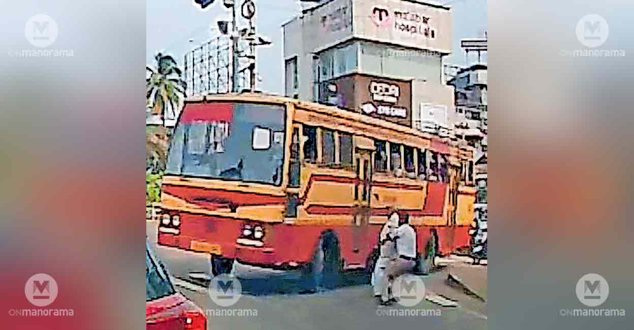 Traffic cop's intervention saves elderly man from speeding KSRTC bus in ...