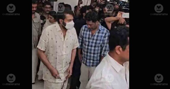 Actor Sreenivasan’s body brought to his house in Kandanad; cremation at ...