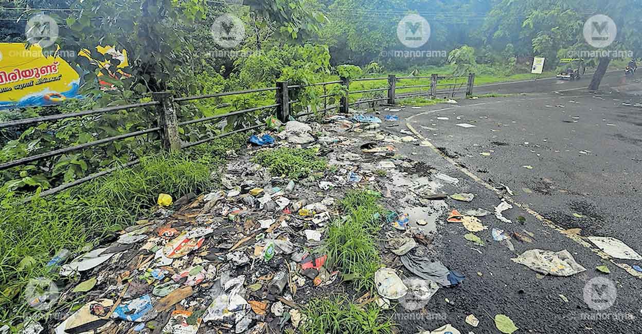 Athirappilly-Chalakkudy tourist belt yet to wake up to plastic ban | Kerala Stories | Onmanorama