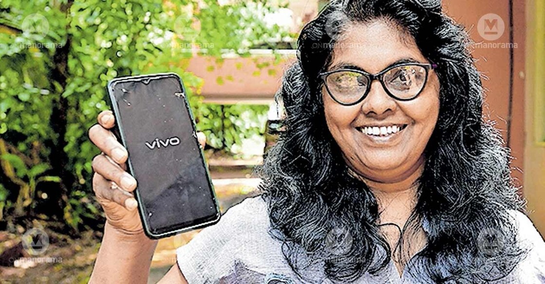 Kottayam police's phones recovery drive: Mary Bino got back her script, novel | Kerala Stories ...