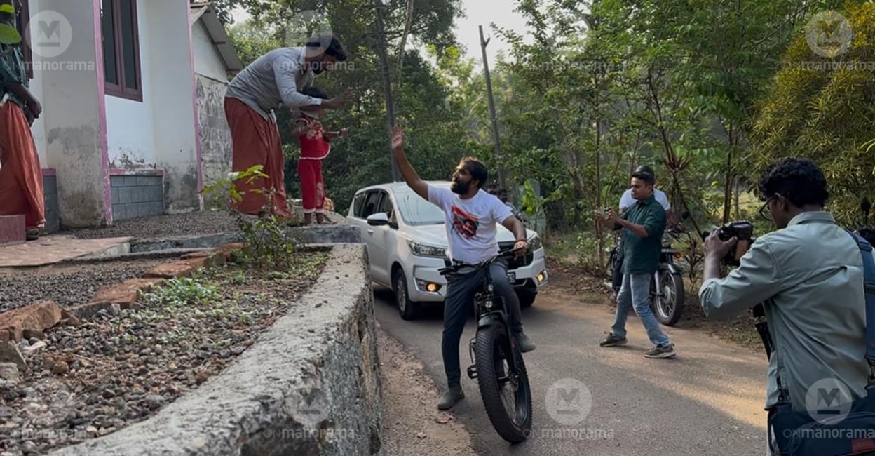 No posters & loud speakers; Chandy Oommen rides cycle & dad's legacy to ...