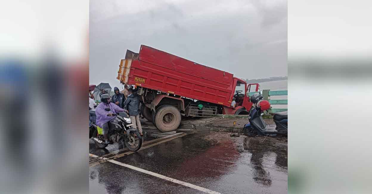 Lorry crashes through Kochi bridge railing, dangles over backwaters ...