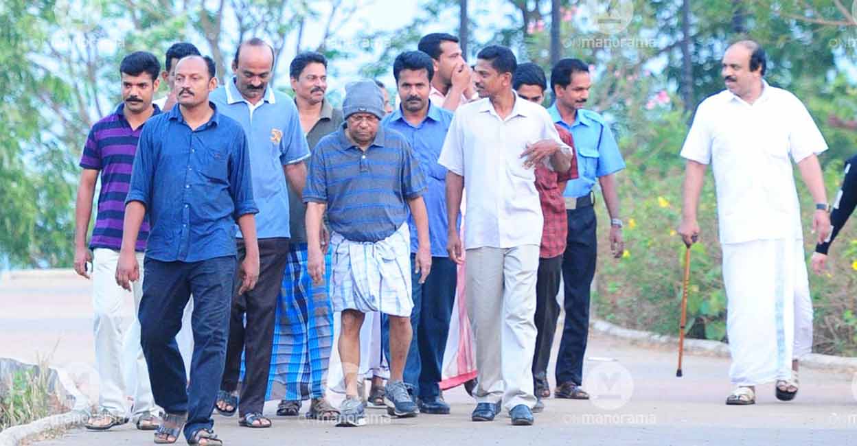 VS Achuthanandan: How shirshasana, sunbathing and discipline shaped his long life | VS ...