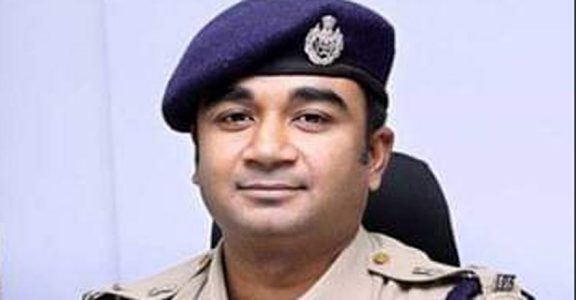 Meet Prateesh Kumar IPS who gave up one dream to chase another