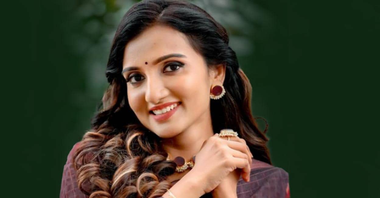 Singer Manjari marries childhood friend Jerin. See video ...