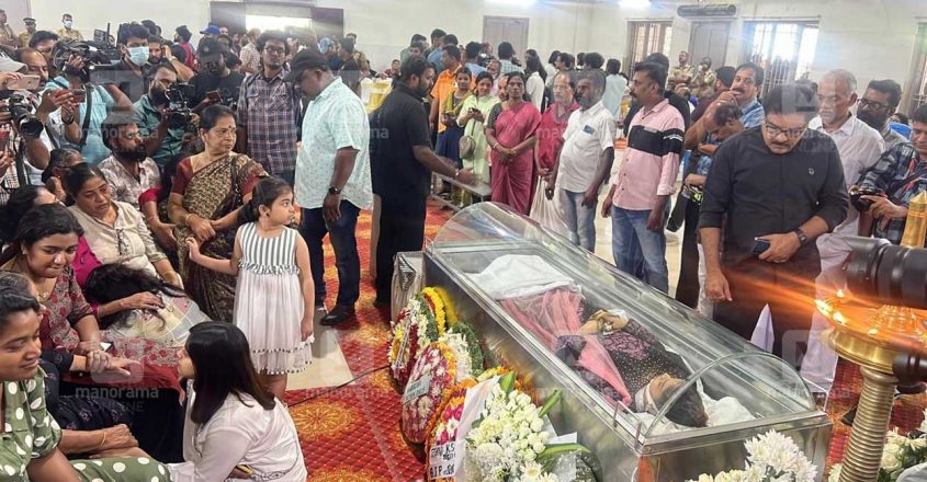 Subi Suresh cremated: Kin, colleagues pay last respects | Entertainment ...