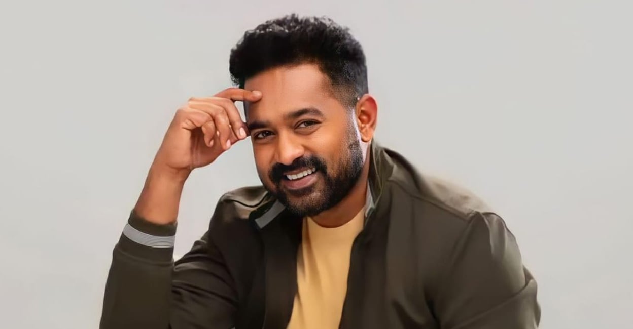 Asif Ali wins hearts by gifting paper boat to fan at film promotion ...