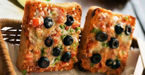 Oven-less pizza in 5 minutes! All you need are bread, cheese and ...