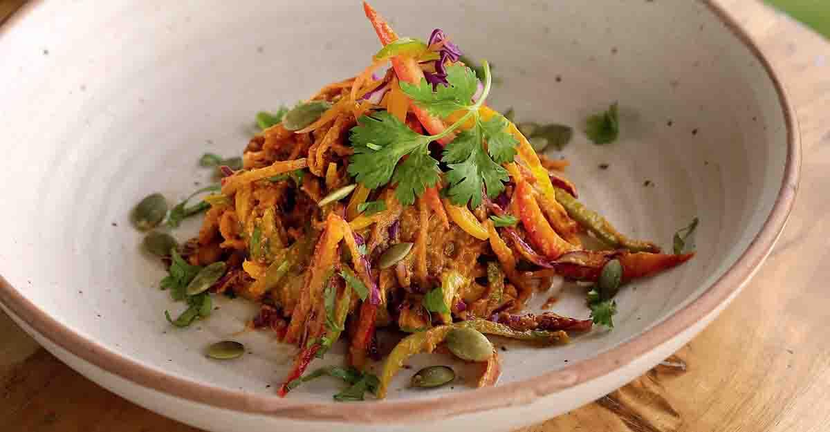 Raw, curried vegetable noodles