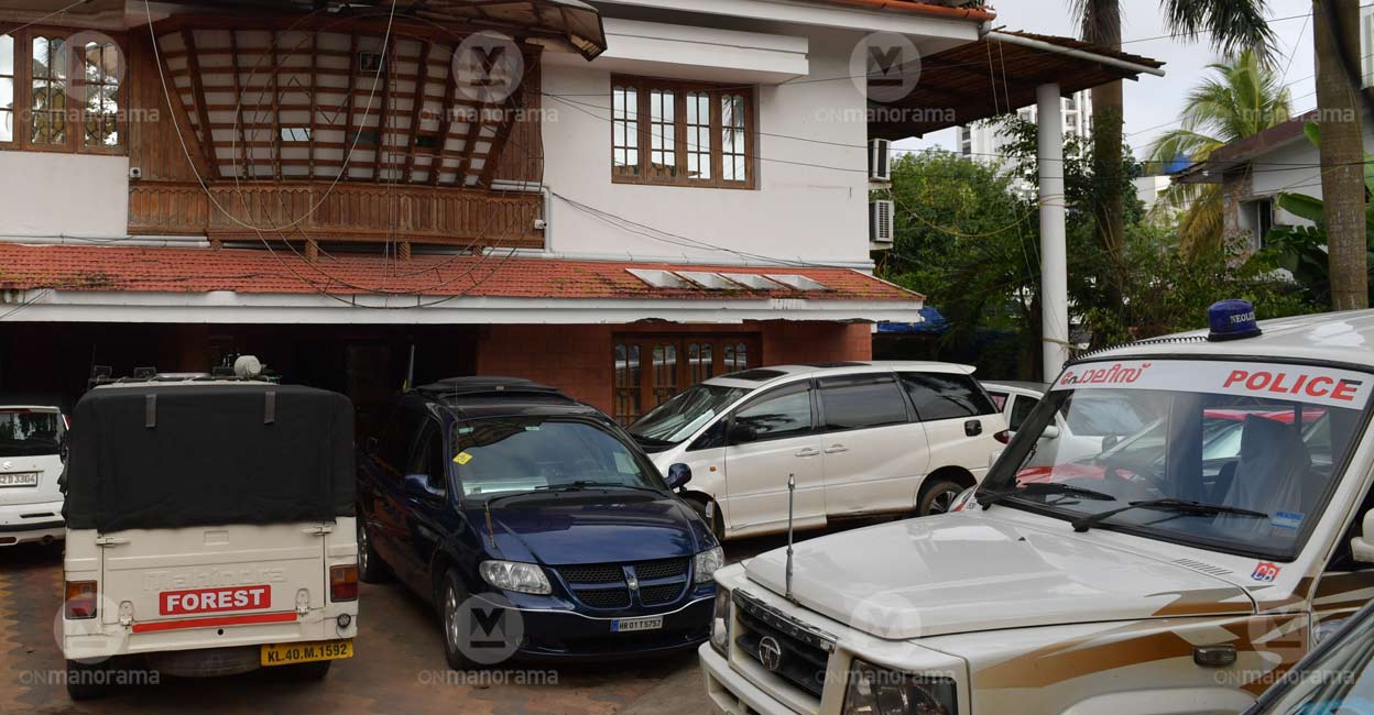 Monson admits antiques are fake, Kareena Kapoor’s car part of vehicle ...