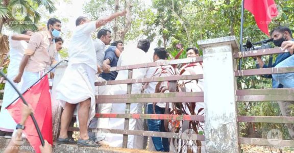 Protesters plant boundary stone at Kottayam Collectorate; survey ...