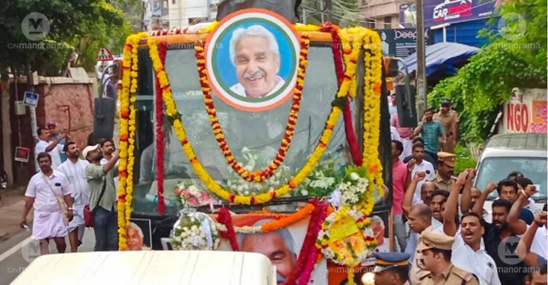Man runs behind bus with son to catch last glimpse of Oommen Chandy ...