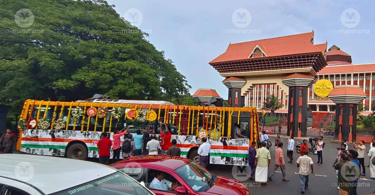 ചിരിയുടെ തമ്പുരാന് വിട; ഇന്നസന്റിന് ഔദ്യോഗിക ബഹുമതികളോടെ സംസ്കാരം ...