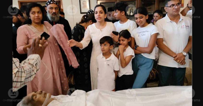 Large crowd gathers at Durbar Hall to pay respect to Oommen Chandy ...