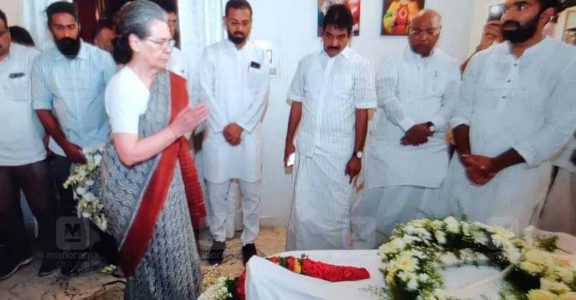 Large crowd gathers at Durbar Hall to pay respect to Oommen Chandy ...