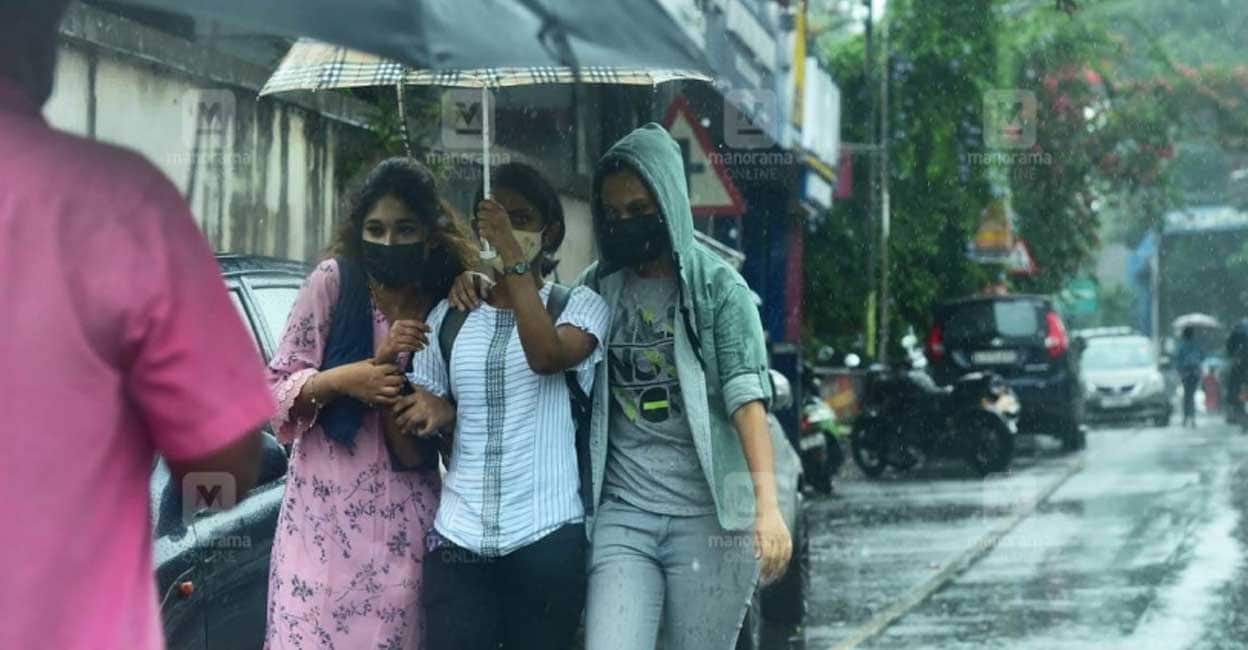 Heavy rain: Holiday for educational institutions in 11 districts today ...