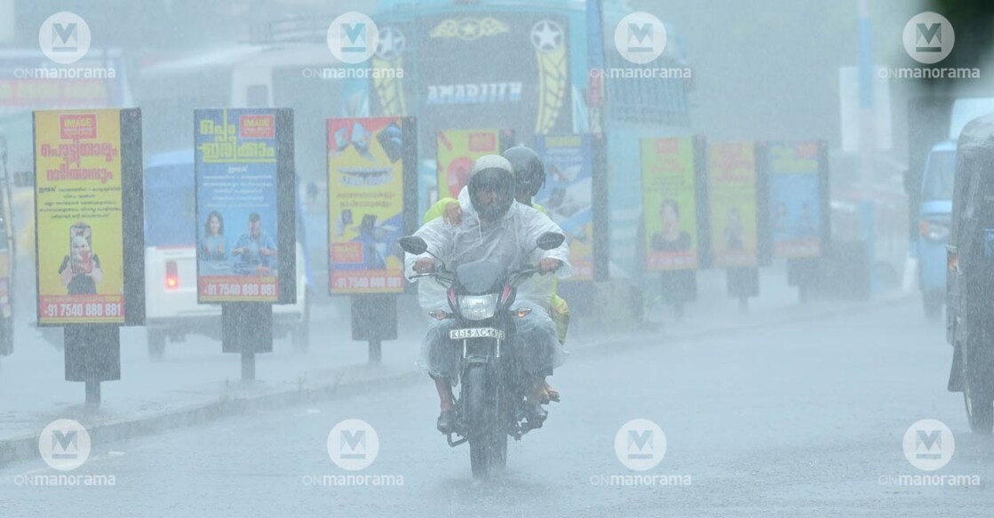IMD revises forecast; red alert in 3 districts, orange alert in 7 | Rain Update | Rain News ...