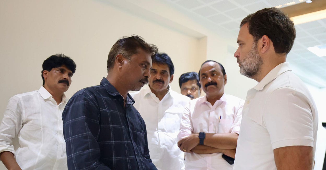 Jayaprakash visits his late son Sidharthan's hostel room for the first time