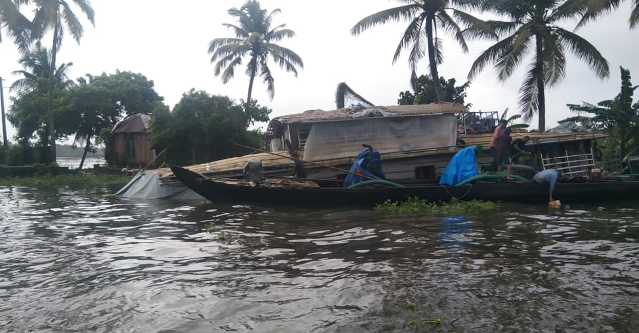 Alappuzha Port officials seize houseboat with fake registration after ...