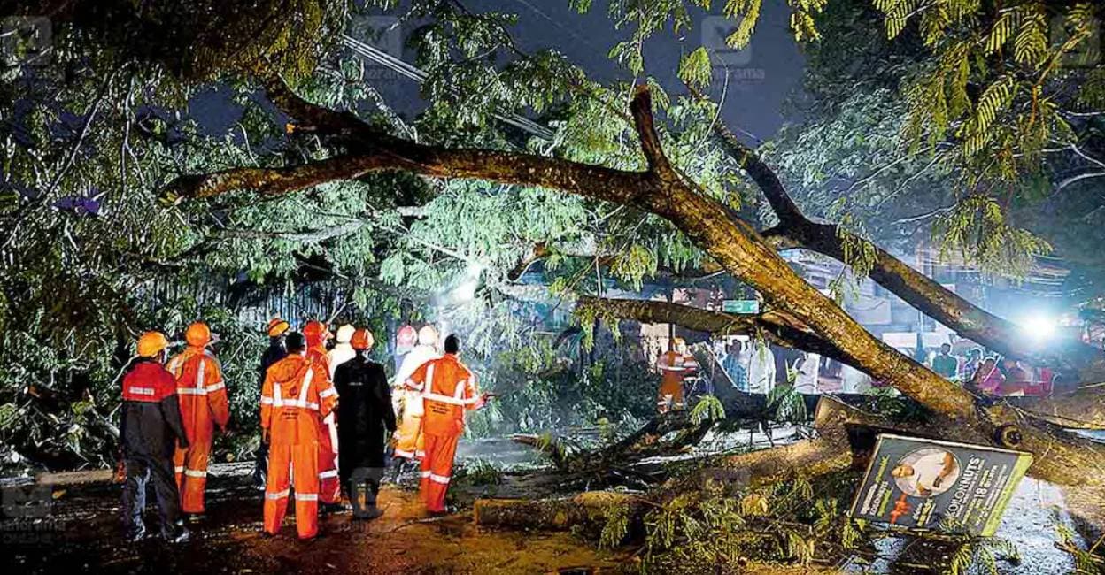 Heavy rain batters Kerala; Aluva temple submerged; orange alert in 5 ...