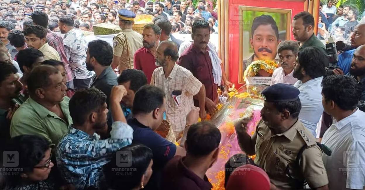 Thousands join 200-metre-long queue to pay last respects to 'family ...