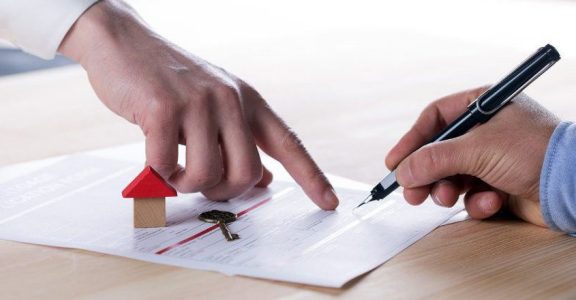 Signing a good contractor for construction: Know these facts | House ...