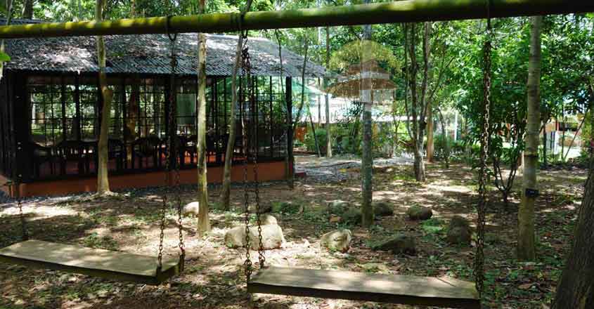 Traditional cottage in Mulanthuruthy where tourists sip the essence of ...