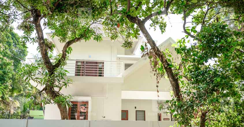Surrounded by lush greenery, this Cherai house is cool and beautiful ...