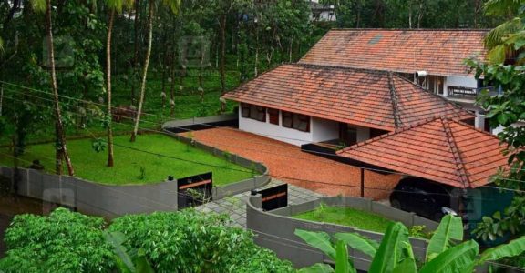 This traditional Kerala house in Kanjirappally is perfect for a modern ...