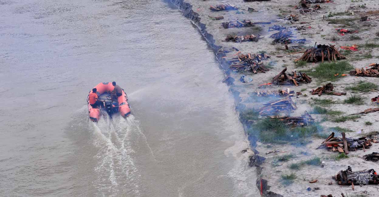 Swelling Ganges opens up Uttar Pradesh's riverside graves