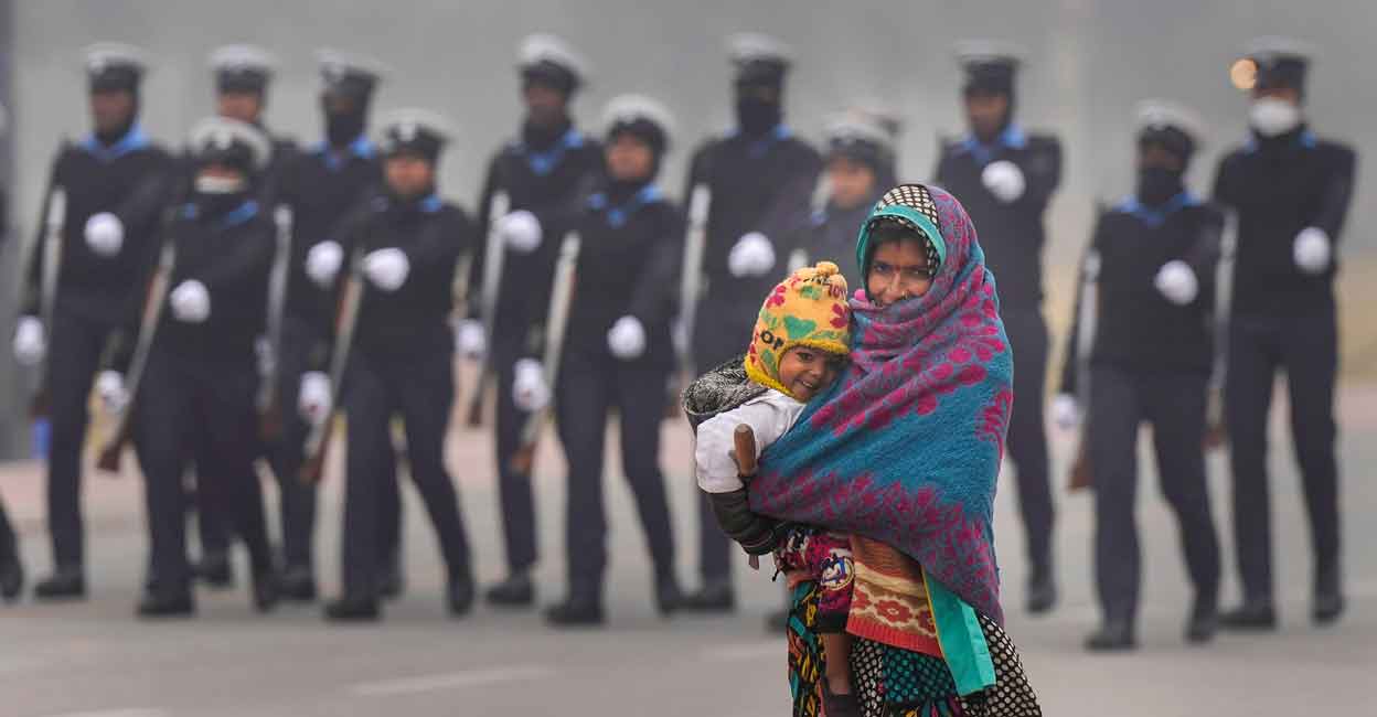 Delhi, Punjab, Haryana grapple with cold wave, fog; mercury drops below ...