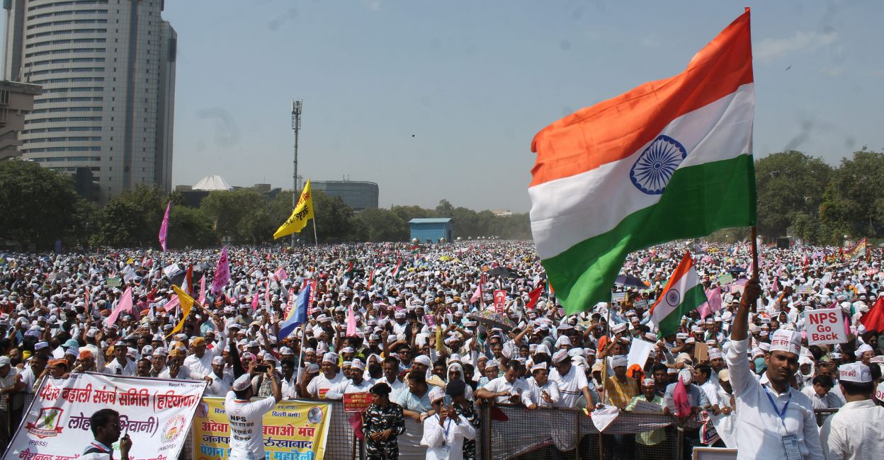 Govt, PSU employees of over 20 states hold massive rally against New ...