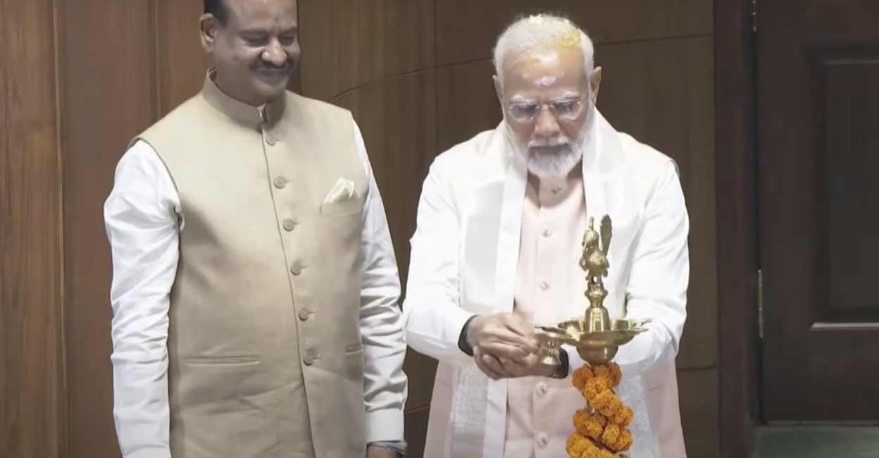 PM Modi inaugurates new parliament building, installs historic Sengol ...