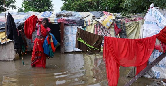 Neither flood alert nor relief aid recieved on time, slum dwellers slam ...