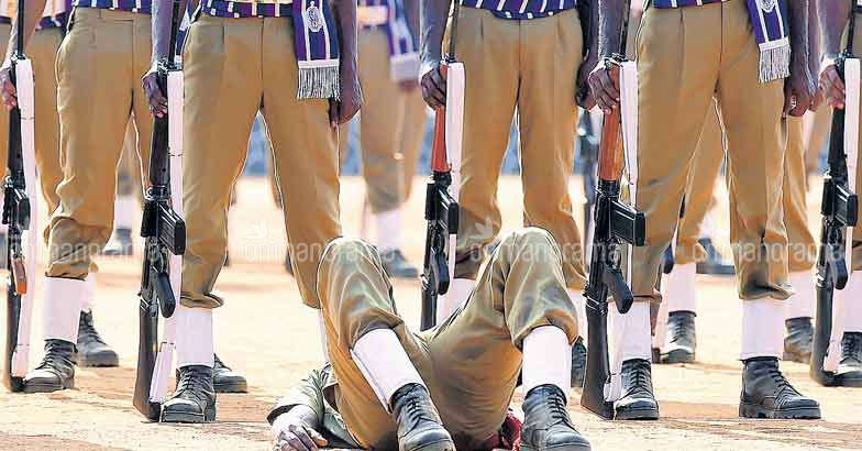 20 cops collapse after passing out parade; Kerala CM cuts short his speech