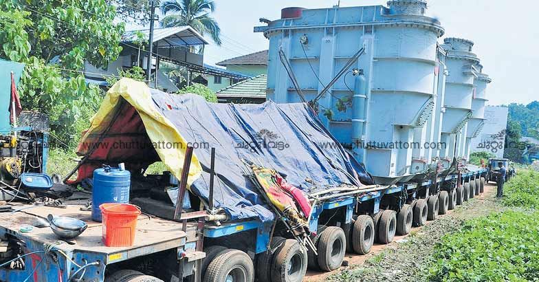 Long-body truck gets stuck in Kerala | Kerala News | Regional News