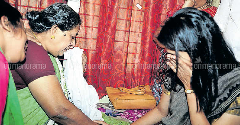 Collector Anupama moved to tears as she meets martyred soldier's mother ...