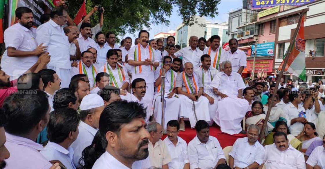 UDF protest at Secretariat, traffic snarl in Thiruvananthapuram