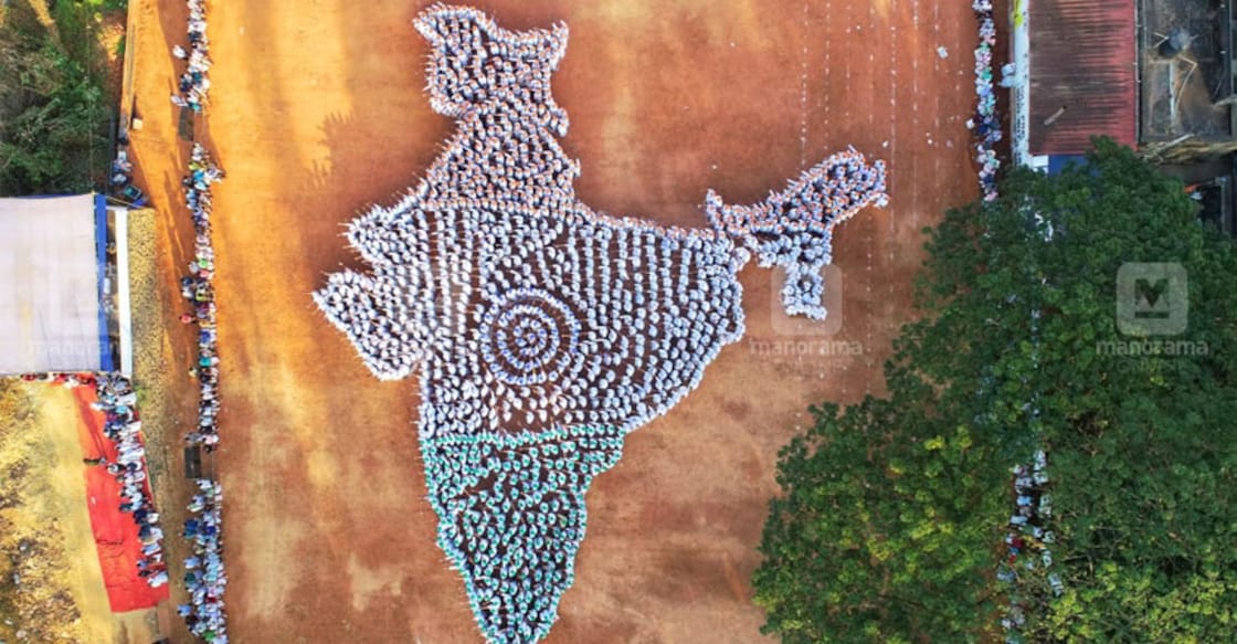 After Left's human chain, Kerala's UDF forms human maps of India to ...