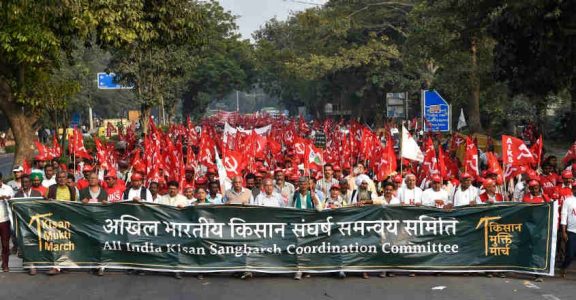 Agrarian distress: Disgruntled, angry peasants stand up and fight back ...