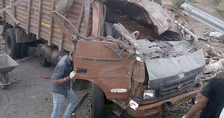 18 killed, 15 injured as truck overturns in Maharashtra | Maharashtra ...