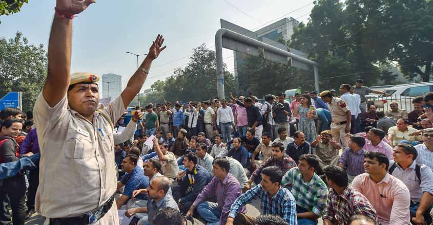 Delhi Police ends unprecedented 11-hour stir, Congress targets home ...
