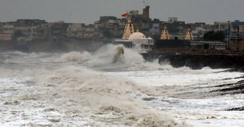 Cyclone Vayu likely to recurve and hit Gujarat's Kutch | India News ...