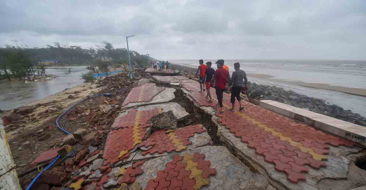 Cyclone Yaas weakens after pounding Odisha-Bengal coasts | Cyclone yaas ...
