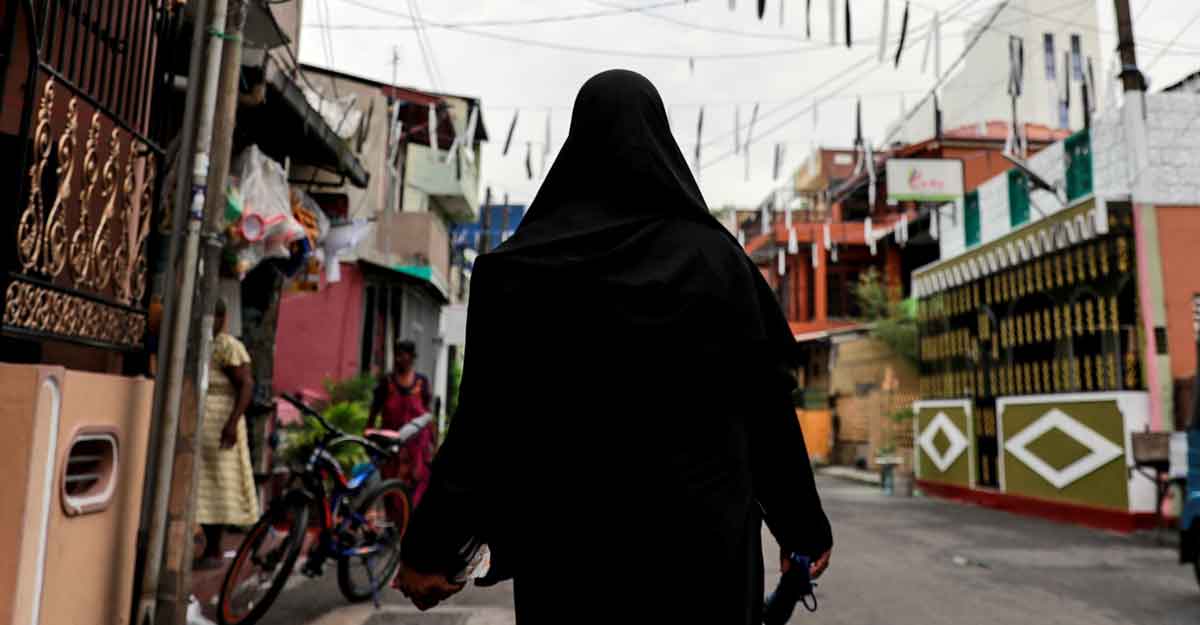 Afghanistan's Taliban order women to wear burqa in public