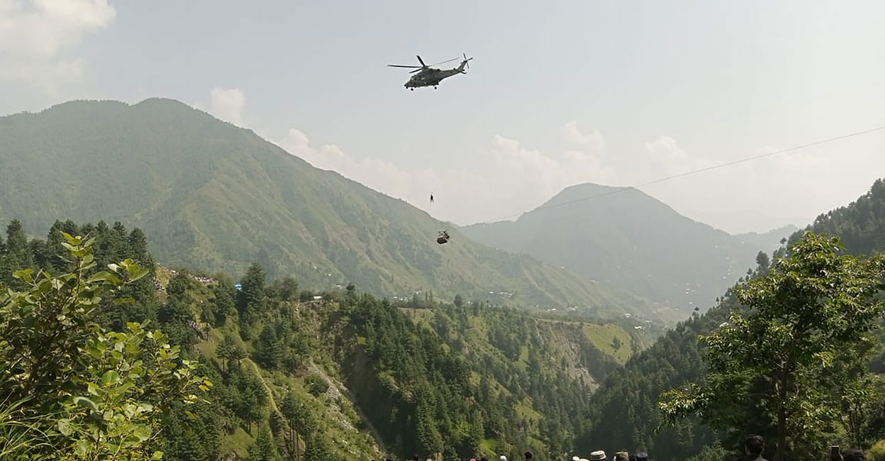 Pak army on mission to rescue children trapped 900 ft in air as ...