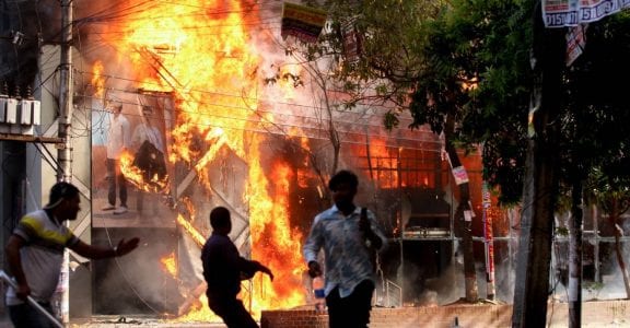 Bangladesh violence: Total internet shutdown in place; protesters to ...