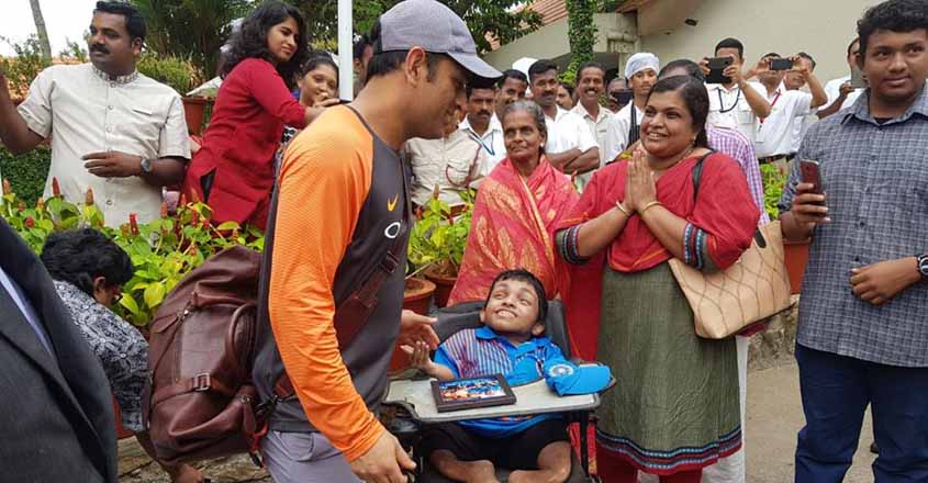 MS Dhoni meets a special fan, wins hearts | Video