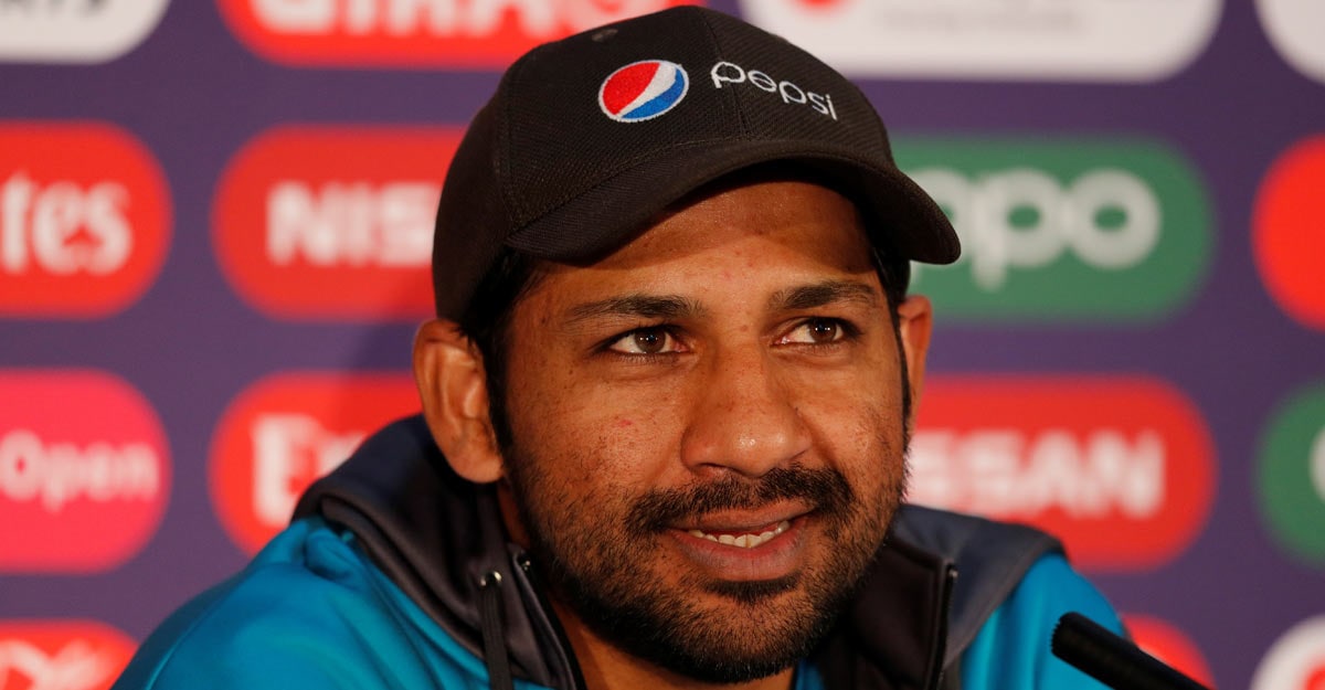 Akhtar slams Pakistan team management for making Sarfaraz carry shoes ...