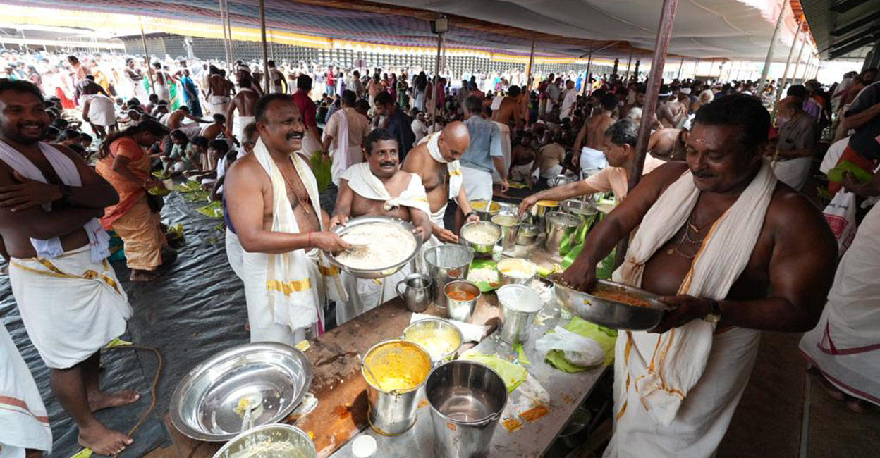 Photo feature: Aranmula Ashtamirohini valla sadya at the famed Sree ...